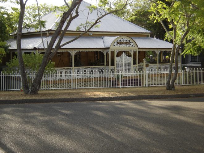 The Beauty of Australian Architecture: The Queenslander - Modern Housewives